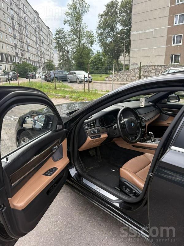 Black BMW 740 2015 in Riga, with an engine capacity of 3.00 L and mileage of 297 thousand km for 15000 €, photo 8 on AUTOMOTO.COM.LV