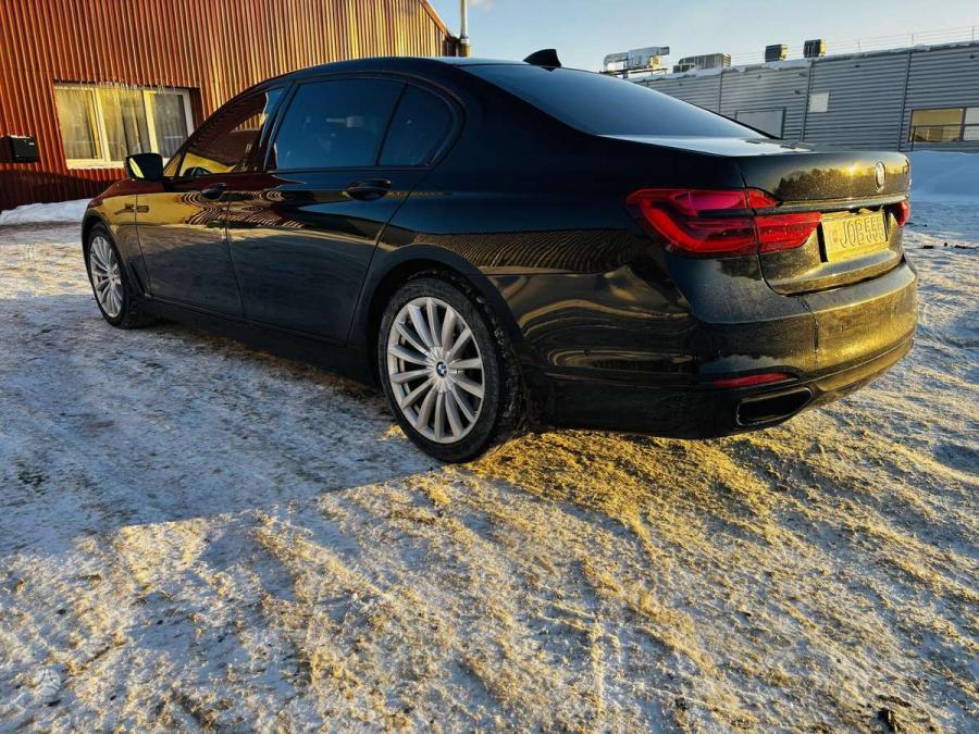 Black BMW 740 2016 in Vilnius, with an engine capacity of 3.00 L and mileage of 224 thousand km for 27500 €, photo 5 on AUTOMOTO.COM.LV