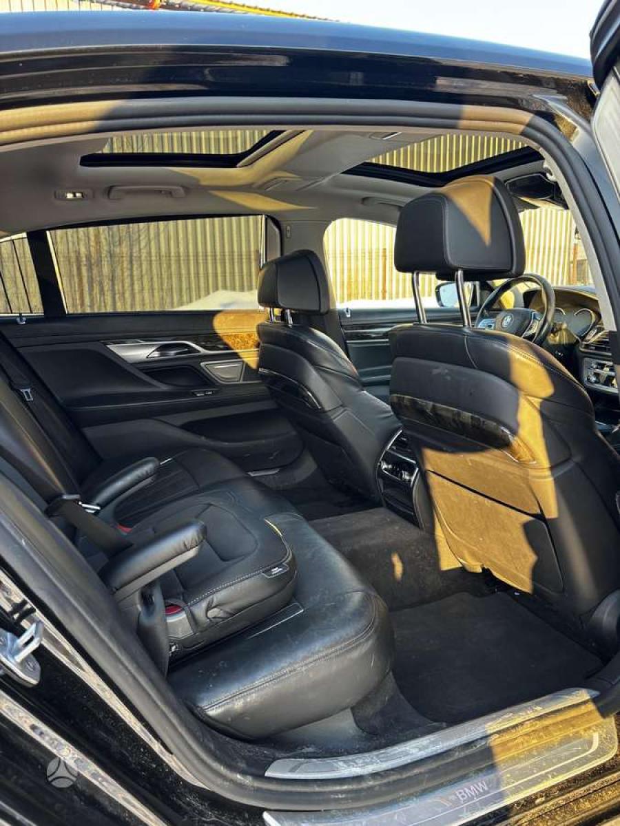 Black BMW 740 2016 in Vilnius, with an engine capacity of 3.00 L and mileage of 224 thousand km for 27500 €, photo 8 on AUTOMOTO.COM.LV
