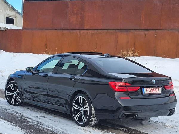 Black BMW 740 2016 in Vilnius, with an engine capacity of 2.99 L and mileage of 286 thousand km for 26500 €, photo 8 on AUTOMOTO.COM.LV