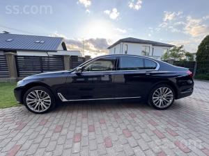 Black BMW 740 2016 in Riga, with an engine capacity of 3.00 L and mileage of 227 thousand km for 26200 €, photo 4 on AUTOMOTO.COM.LV