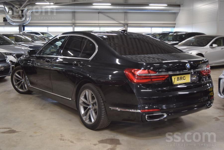Black BMW 740 2016 in Riga, with an engine capacity of 3.00 L and mileage of 236 thousand km for 24900 €, photo 3 on AUTOMOTO.COM.LV