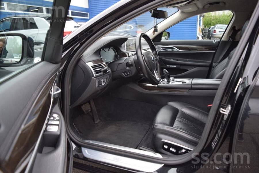 Black BMW 740 2016 in Riga, with an engine capacity of 3.00 L and mileage of 236 thousand km for 24900 €, photo 4 on AUTOMOTO.COM.LV