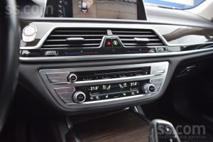 Black BMW 740 2016 in Riga, with an engine capacity of 3.00 L and mileage of 236 thousand km for 24900 €, photo 7 on AUTOMOTO.COM.LV