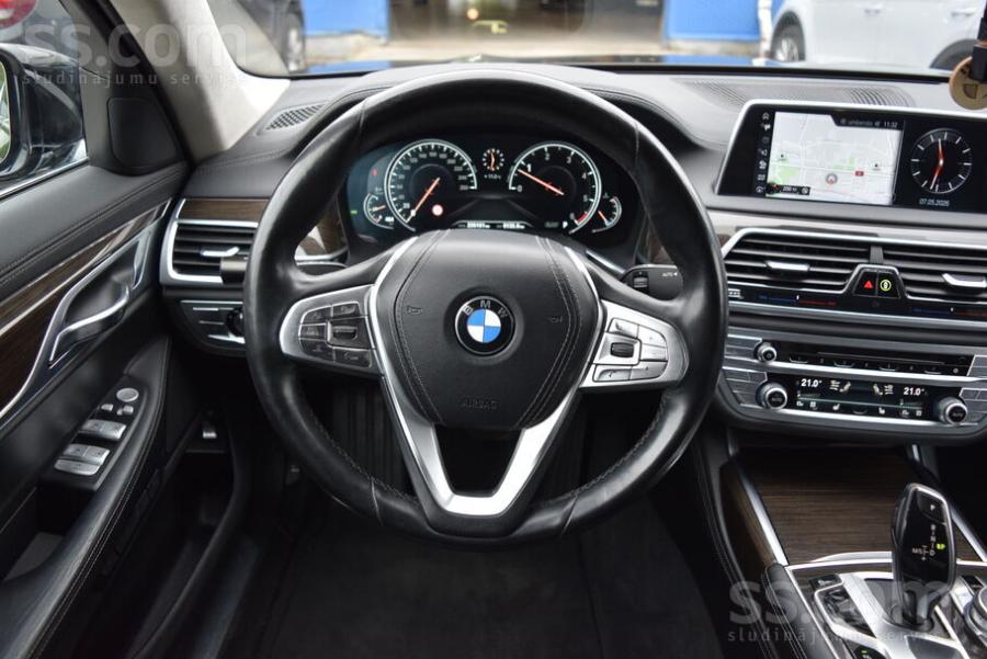 Black BMW 740 2016 in Riga, with an engine capacity of 3.00 L and mileage of 236 thousand km for 24900 €, photo 13 on AUTOMOTO.COM.LV