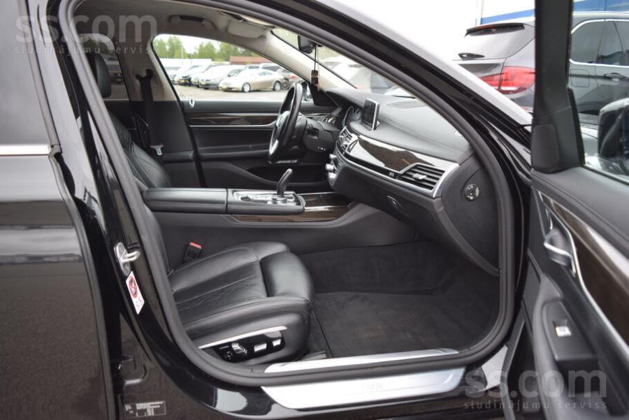 Black BMW 740 2016 in Riga, with an engine capacity of 3.00 L and mileage of 236 thousand km for 24900 €, photo 15 on AUTOMOTO.COM.LV