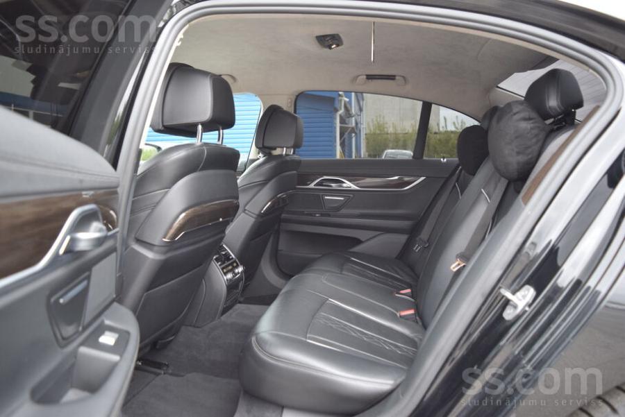 Black BMW 740 2016 in Riga, with an engine capacity of 3.00 L and mileage of 236 thousand km for 24900 €, photo 16 on AUTOMOTO.COM.LV