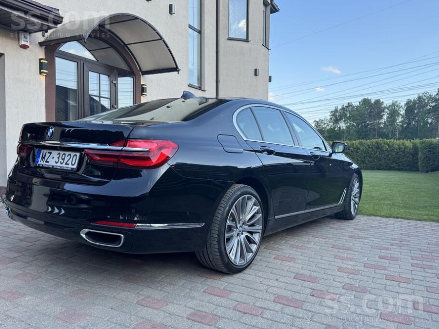 Black BMW 740 2016 in Riga, with an engine capacity of 3.00 L and mileage of 227 thousand km for 26200 €, photo 3 on AUTOMOTO.COM.LV