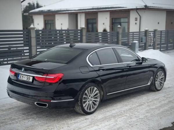 Black BMW 740 2016 in Jelgava, with an engine capacity of 3.00 L and mileage of 250 thousand km for 25000 €, photo 5 on AUTOMOTO.COM.LV