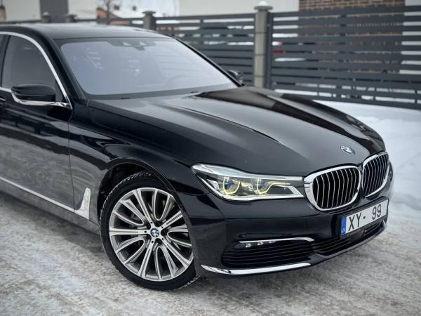 Black BMW 740 2016 in Jelgava, with an engine capacity of 3.00 L and mileage of 250 thousand km for 25000 €, photo 7 on AUTOMOTO.COM.LV