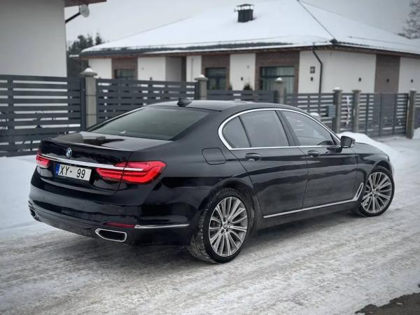 Black BMW 740 2016 in Jelgava, with an engine capacity of 3.00 L and mileage of 250 thousand km for 25000 €, photo 8 on AUTOMOTO.COM.LV