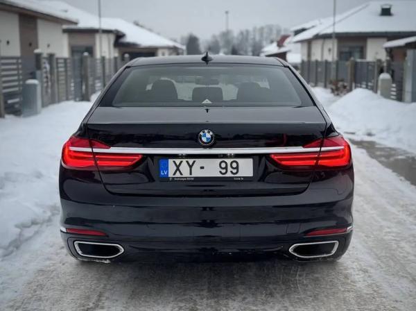 Black BMW 740 2016 in Jelgava, with an engine capacity of 3.00 L and mileage of 250 thousand km for 25000 €, photo 9 on AUTOMOTO.COM.LV