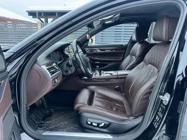 Black BMW 740 2016 in Jelgava, with an engine capacity of 3.00 L and mileage of 250 thousand km for 25000 €, photo 10 on AUTOMOTO.COM.LV