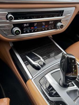 Melns BMW 740 2016 Viļņa, ar dzinēja tilpumu 2.99 L un nobraukumu 270 tūkst. km par 30000 €, foto 15 vietnē AUTOMOTO.COM.LV