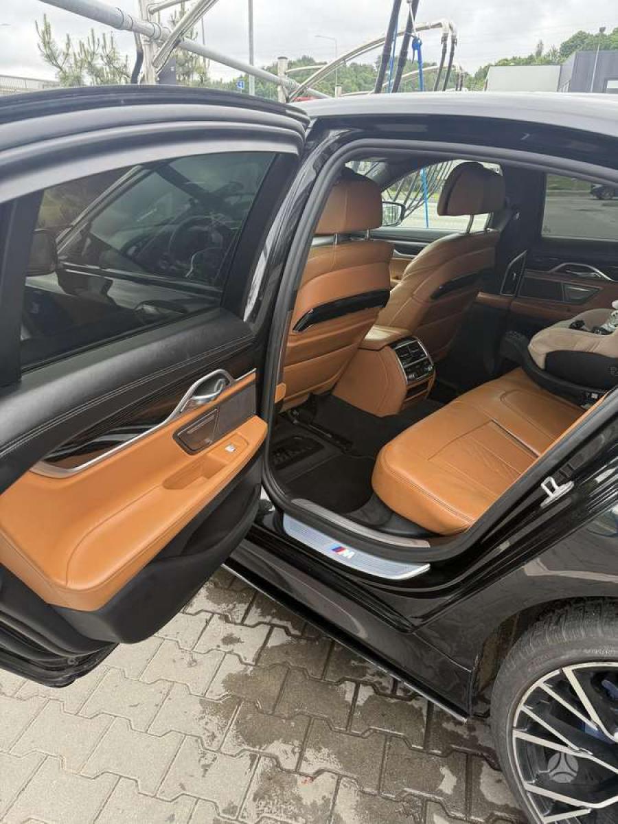 Melns BMW 740 2016 Viļņa, ar dzinēja tilpumu 2.99 L un nobraukumu 270 tūkst. km par 30000 €, foto 21 vietnē AUTOMOTO.COM.LV