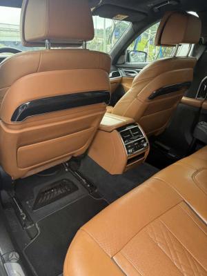 Melns BMW 740 2016 Viļņa, ar dzinēja tilpumu 2.99 L un nobraukumu 270 tūkst. km par 30000 €, foto 22 vietnē AUTOMOTO.COM.LV