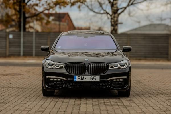 Black BMW 740 2016 in Riga, with an engine capacity of 3.00 L and mileage of 190 thousand km for 35000 €, photo 2 on AUTOMOTO.COM.LV