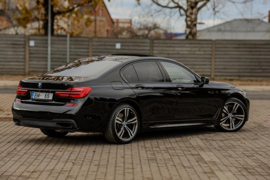 Black BMW 740 2016 in Riga, with an engine capacity of 3.00 L and mileage of 190 thousand km for 35000 €, photo 5 on AUTOMOTO.COM.LV