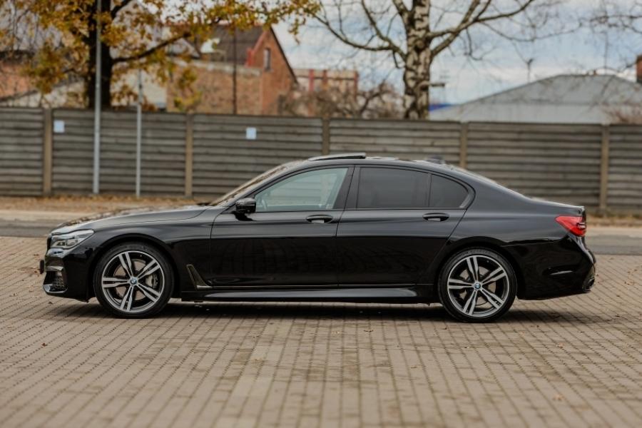 Black BMW 740 2016 in Riga, with an engine capacity of 3.00 L and mileage of 190 thousand km for 35000 €, photo 8 on AUTOMOTO.COM.LV