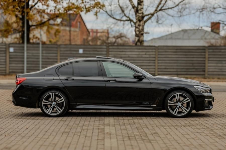 Black BMW 740 2016 in Riga, with an engine capacity of 3.00 L and mileage of 190 thousand km for 35000 €, photo 9 on AUTOMOTO.COM.LV