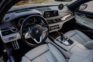 Black BMW 740 2016 in Riga, with an engine capacity of 3.00 L and mileage of 190 thousand km for 35000 €, photo 11 on AUTOMOTO.COM.LV