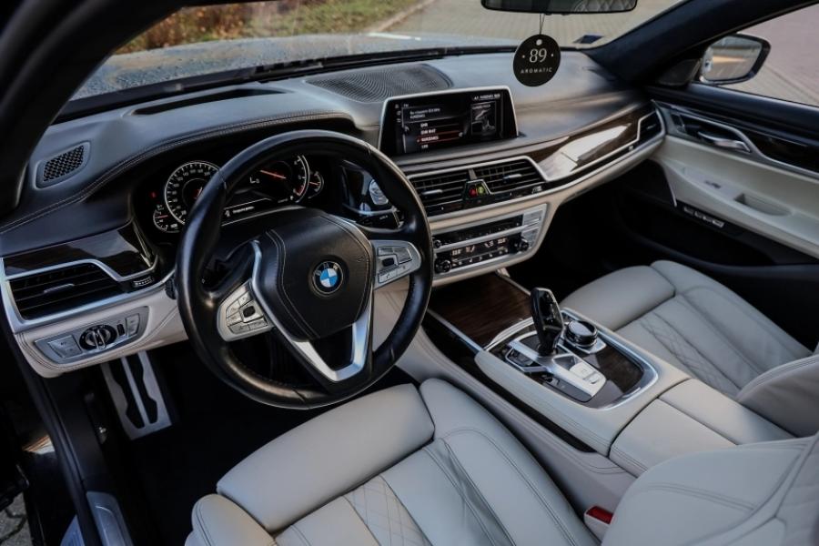 Black BMW 740 2016 in Riga, with an engine capacity of 3.00 L and mileage of 190 thousand km for 35000 €, photo 11 on AUTOMOTO.COM.LV