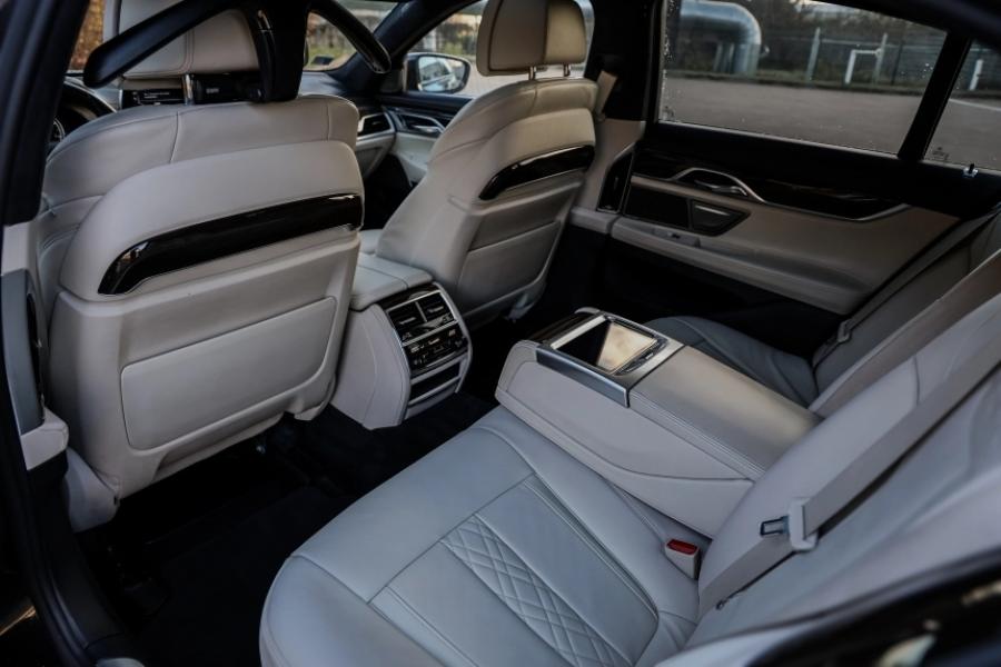 Black BMW 740 2016 in Riga, with an engine capacity of 3.00 L and mileage of 190 thousand km for 35000 €, photo 13 on AUTOMOTO.COM.LV