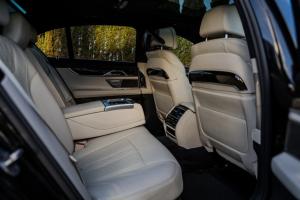 Black BMW 740 2016 in Riga, with an engine capacity of 3.00 L and mileage of 190 thousand km for 35000 €, photo 14 on AUTOMOTO.COM.LV