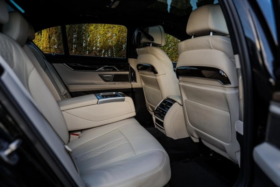 Black BMW 740 2016 in Riga, with an engine capacity of 3.00 L and mileage of 190 thousand km for 35000 €, photo 14 on AUTOMOTO.COM.LV