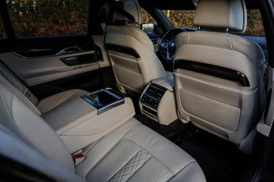 Black BMW 740 2016 in Riga, with an engine capacity of 3.00 L and mileage of 190 thousand km for 35000 €, photo 15 on AUTOMOTO.COM.LV