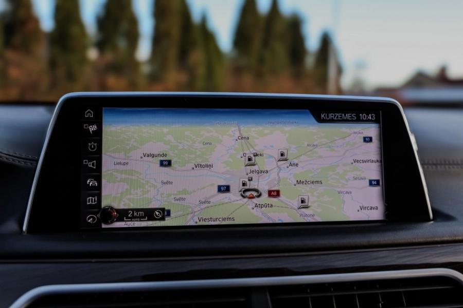 Black BMW 740 2016 in Riga, with an engine capacity of 3.00 L and mileage of 190 thousand km for 35000 €, photo 19 on AUTOMOTO.COM.LV