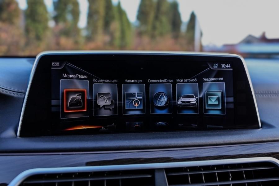Black BMW 740 2016 in Riga, with an engine capacity of 3.00 L and mileage of 190 thousand km for 35000 €, photo 20 on AUTOMOTO.COM.LV
