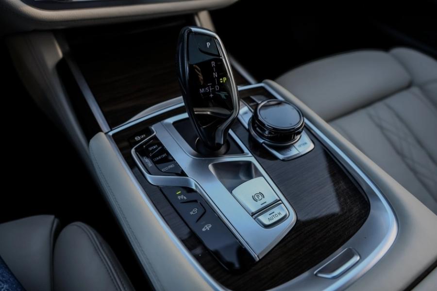 Black BMW 740 2016 in Riga, with an engine capacity of 3.00 L and mileage of 190 thousand km for 35000 €, photo 26 on AUTOMOTO.COM.LV