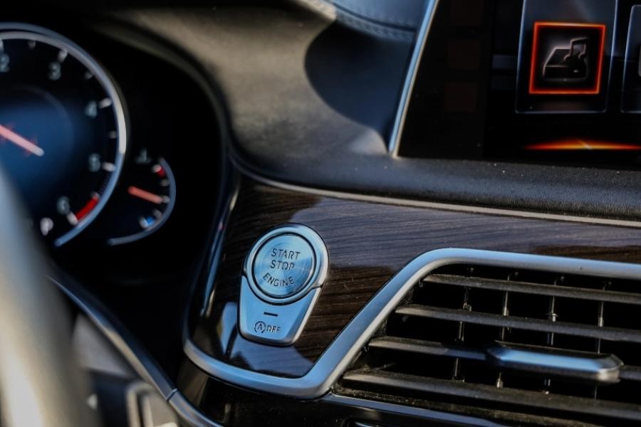 Black BMW 740 2016 in Riga, with an engine capacity of 3.00 L and mileage of 190 thousand km for 35000 €, photo 28 on AUTOMOTO.COM.LV