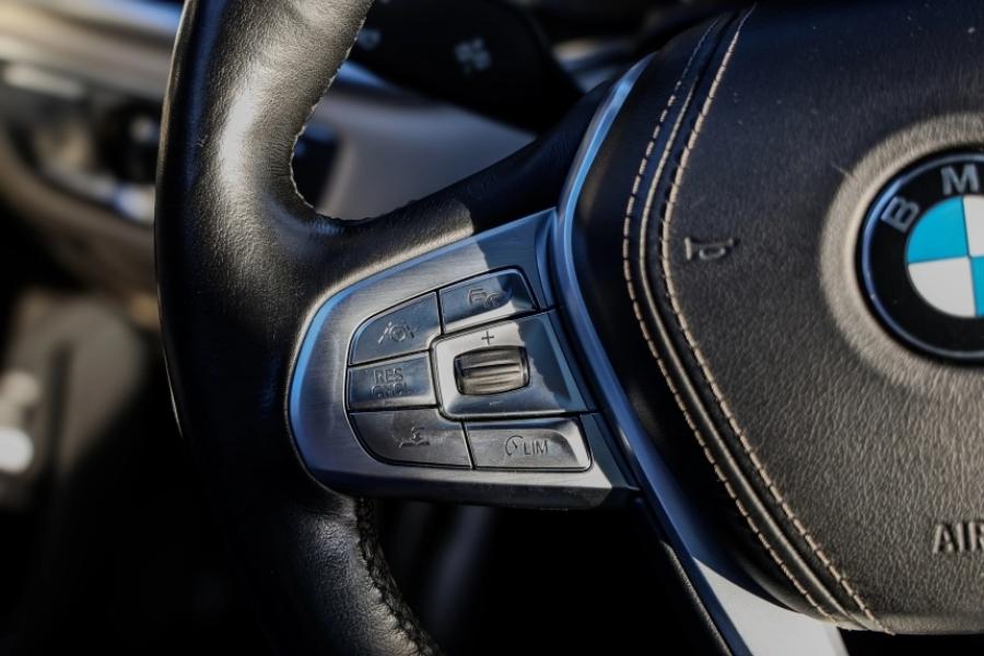 Black BMW 740 2016 in Riga, with an engine capacity of 3.00 L and mileage of 190 thousand km for 35000 €, photo 29 on AUTOMOTO.COM.LV
