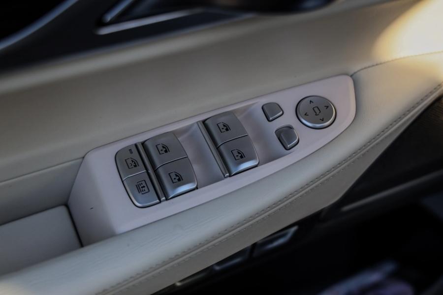 Black BMW 740 2016 in Riga, with an engine capacity of 3.00 L and mileage of 190 thousand km for 35000 €, photo 34 on AUTOMOTO.COM.LV