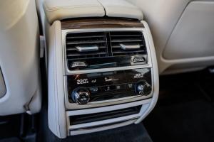 Black BMW 740 2016 in Riga, with an engine capacity of 3.00 L and mileage of 190 thousand km for 35000 €, photo 37 on AUTOMOTO.COM.LV