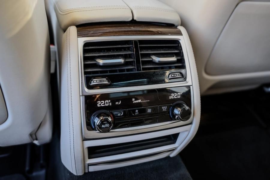 Black BMW 740 2016 in Riga, with an engine capacity of 3.00 L and mileage of 190 thousand km for 35000 €, photo 37 on AUTOMOTO.COM.LV
