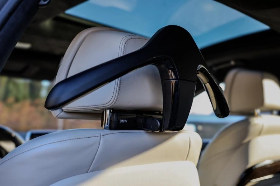 Black BMW 740 2016 in Riga, with an engine capacity of 3.00 L and mileage of 190 thousand km for 35000 €, photo 39 on AUTOMOTO.COM.LV
