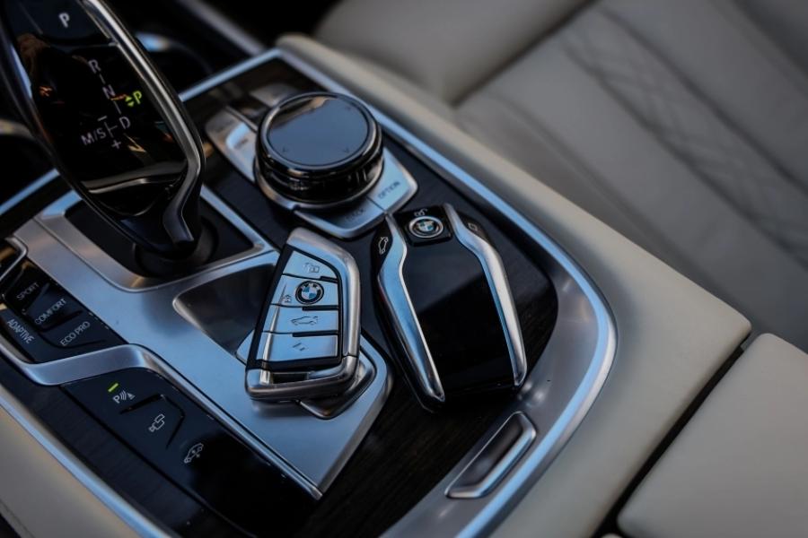 Black BMW 740 2016 in Riga, with an engine capacity of 3.00 L and mileage of 190 thousand km for 35000 €, photo 44 on AUTOMOTO.COM.LV
