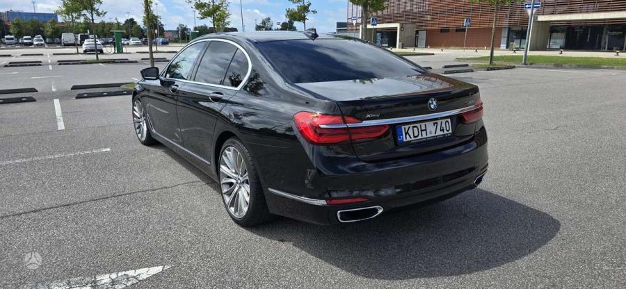 Black BMW 740 2016 in Klaipeda, with an engine capacity of 2.99 L and mileage of 218 thousand km for 25500 €, photo 8 on AUTOMOTO.COM.LV