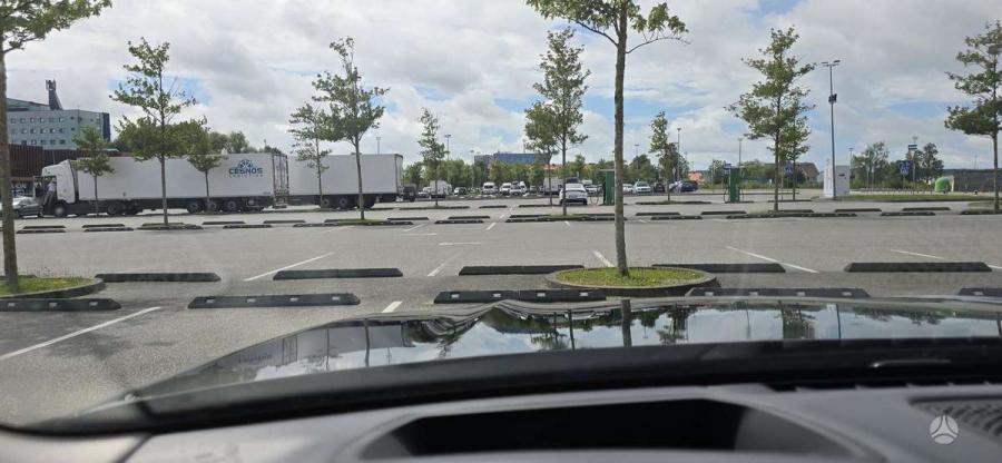Black BMW 740 2016 in Klaipeda, with an engine capacity of 2.99 L and mileage of 218 thousand km for 25500 €, photo 21 on AUTOMOTO.COM.LV