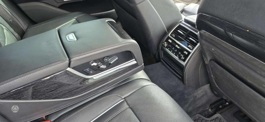 Black BMW 740 2016 in Klaipeda, with an engine capacity of 2.99 L and mileage of 218 thousand km for 25500 €, photo 23 on AUTOMOTO.COM.LV
