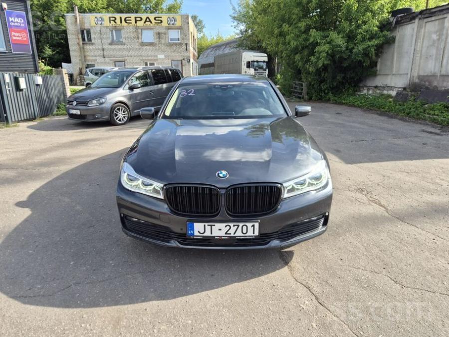 Black BMW 740 2016 in Riga, with an engine capacity of 3.00 L and mileage of 315 thousand km for 20490 €, photo 4 on AUTOMOTO.COM.LV