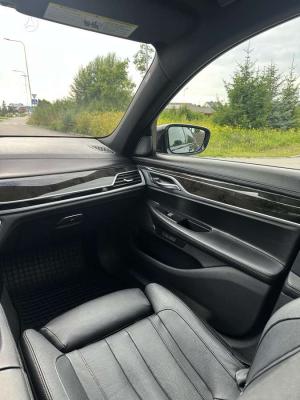Black BMW 740 2016 in Klaipeda, with an engine capacity of 3.00 L and mileage of 148 thousand km for 20750 €, photo 14 on AUTOMOTO.COM.LV