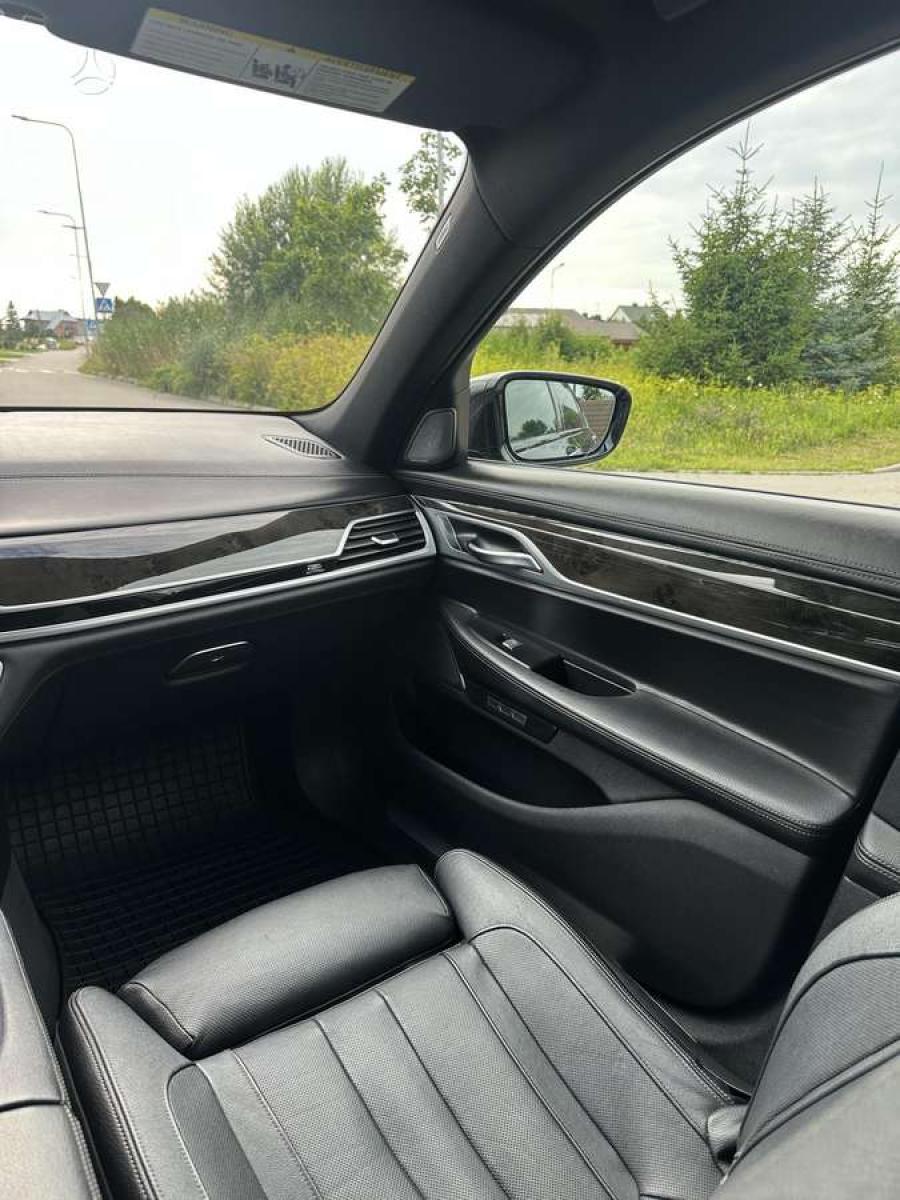 Black BMW 740 2016 in Klaipeda, with an engine capacity of 3.00 L and mileage of 148 thousand km for 20750 €, photo 14 on AUTOMOTO.COM.LV