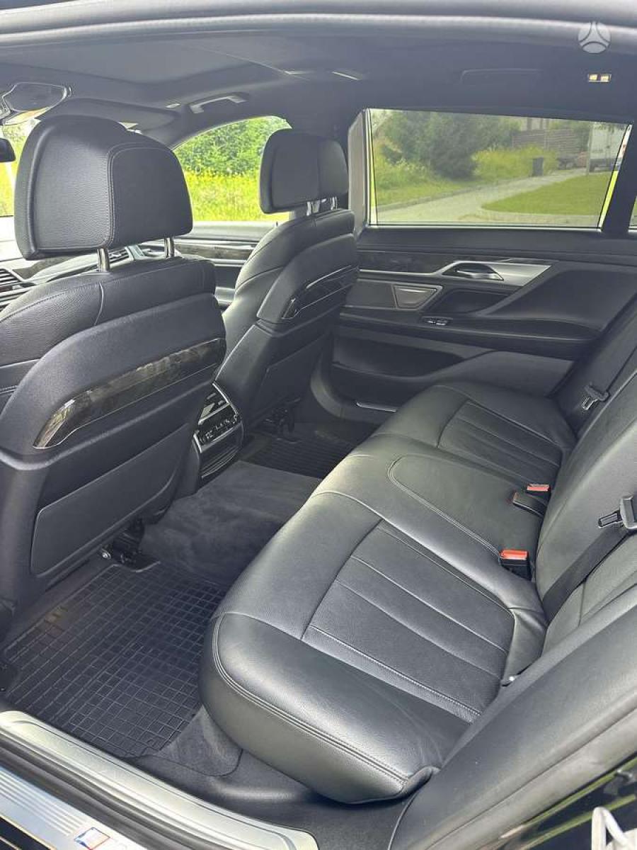 Black BMW 740 2016 in Klaipeda, with an engine capacity of 3.00 L and mileage of 148 thousand km for 20750 €, photo 15 on AUTOMOTO.COM.LV