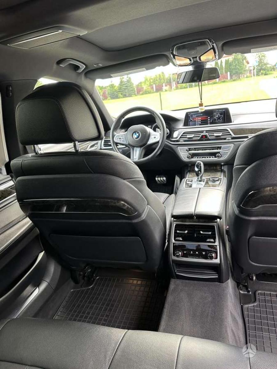 Black BMW 740 2016 in Klaipeda, with an engine capacity of 3.00 L and mileage of 148 thousand km for 20750 €, photo 19 on AUTOMOTO.COM.LV
