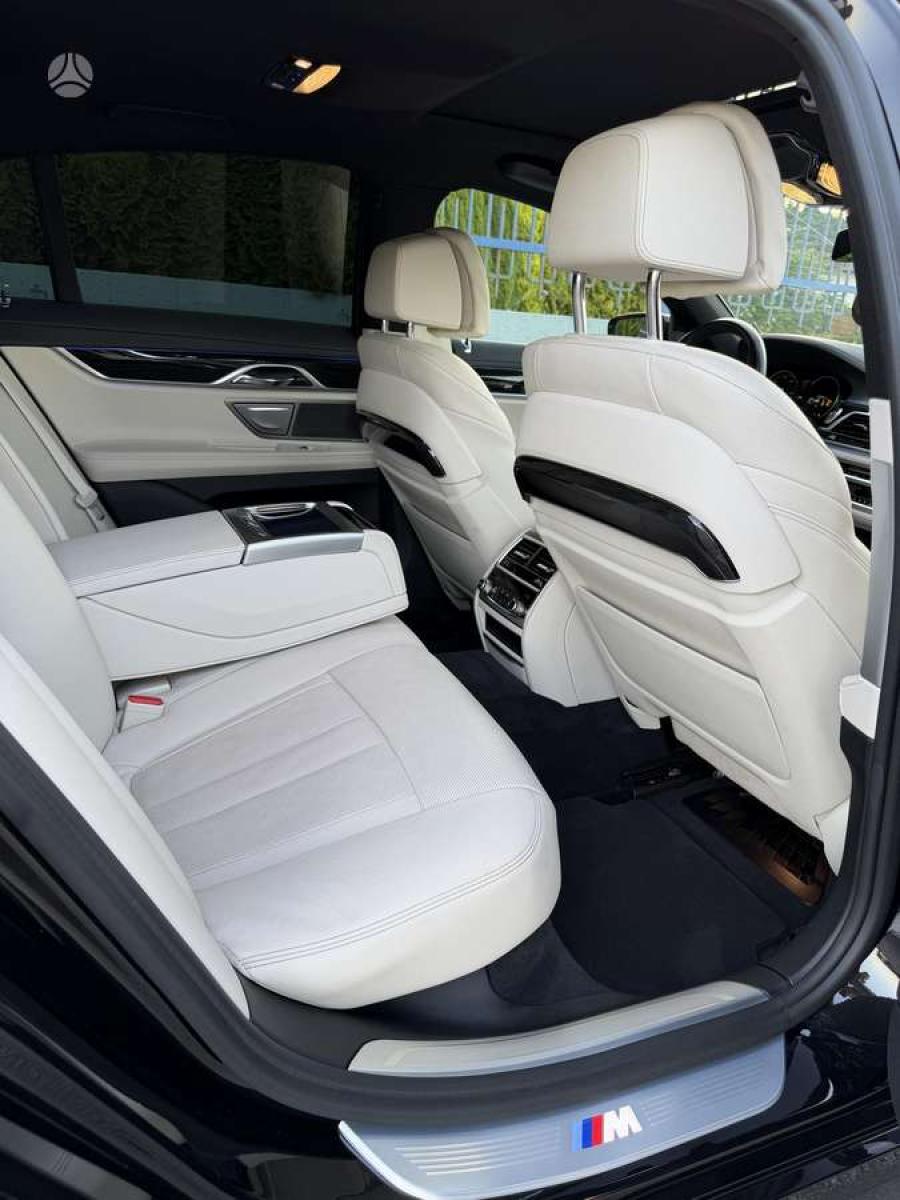 Melns BMW 740 2016 Viļņa, ar dzinēja tilpumu 2.99 L un nobraukumu 179 tūkst. km par 31000 €, foto 24 vietnē AUTOMOTO.COM.LV