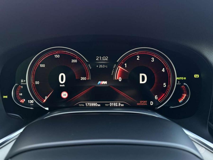 Melns BMW 740 2016 Viļņa, ar dzinēja tilpumu 2.99 L un nobraukumu 179 tūkst. km par 31000 €, foto 45 vietnē AUTOMOTO.COM.LV